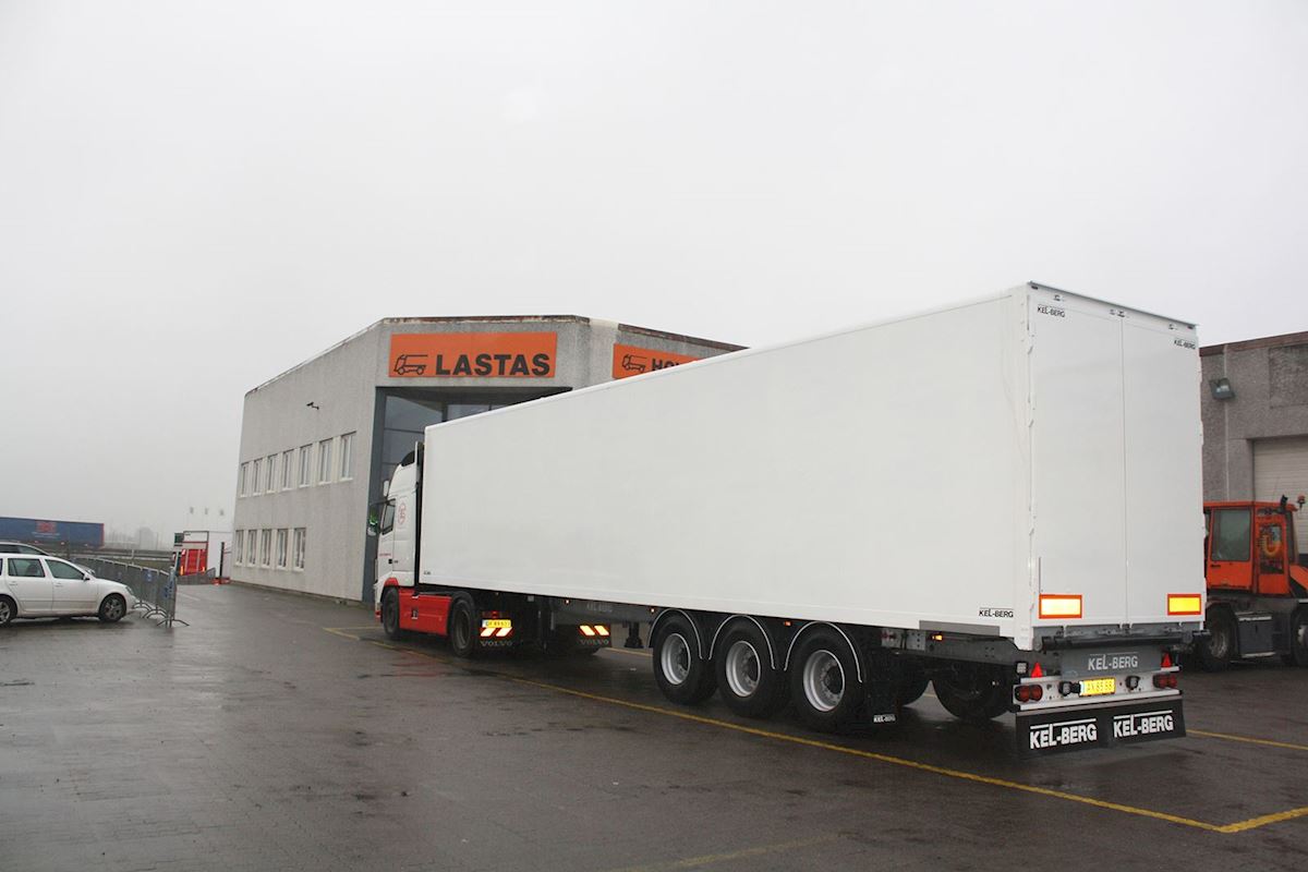 Ny flot Kel-Berg 3 akslet boxtrailer med bagdøre udleveret til Billund ...